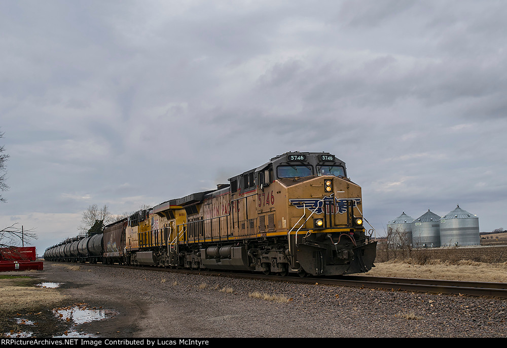 UP 5746 eastbound UP loaded oil train